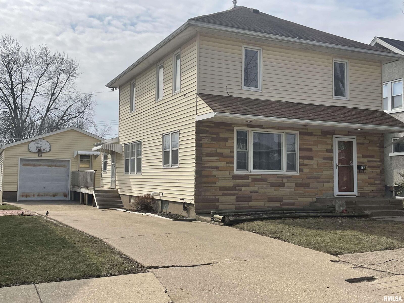 House for sale in Clinton: 843 14th Avenue South, Clinton, IA 52732