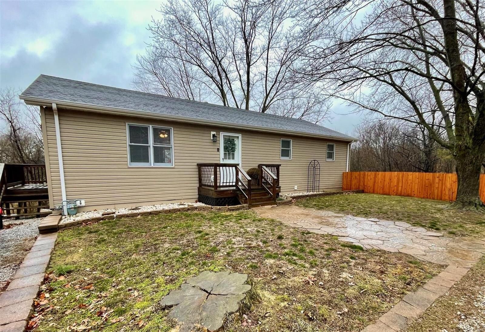 3 bed Highland home for sale: 309 S Locust Street, Highland, IL 62249