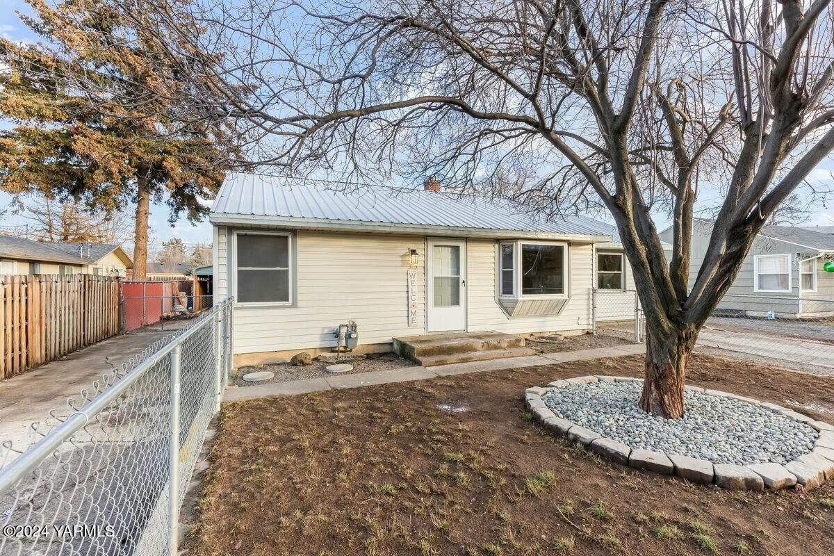House for sale in Yakima: 515 N 27th Ave, Yakima, WA 98902