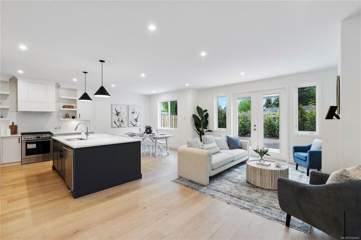 MLS#1024443: 220 Kamloops Ave, Saanich, BC V8Z 1W5