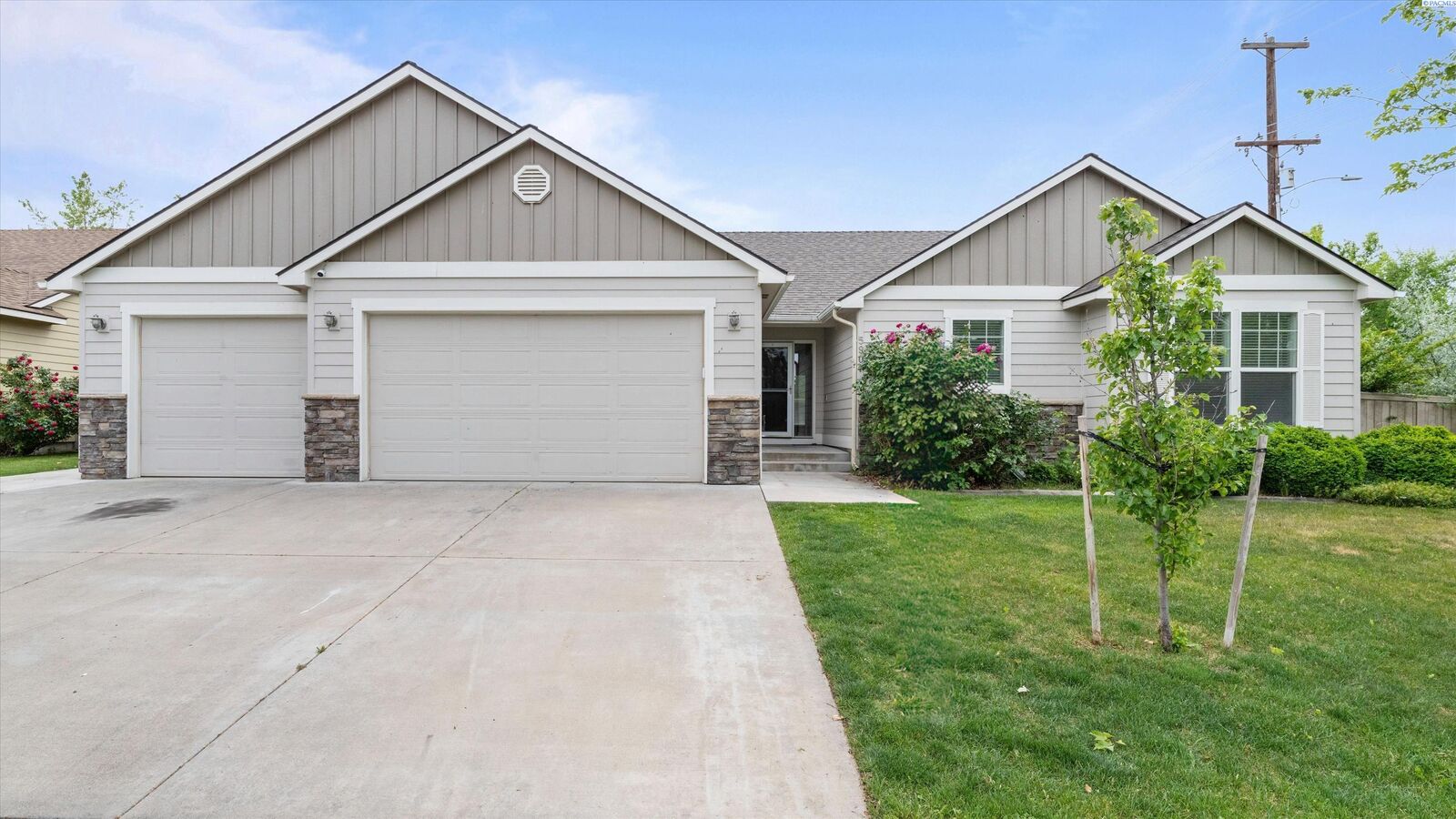 House for sale in Kennewick: 5907 W 14th Ave, Kennewick, WA 99338